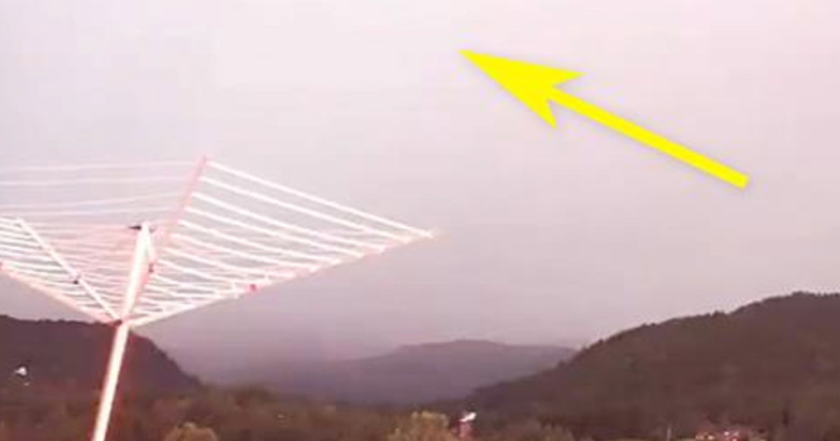 Él filma la tormenta de la terraza – queda en shock cuando el rayo cae ...